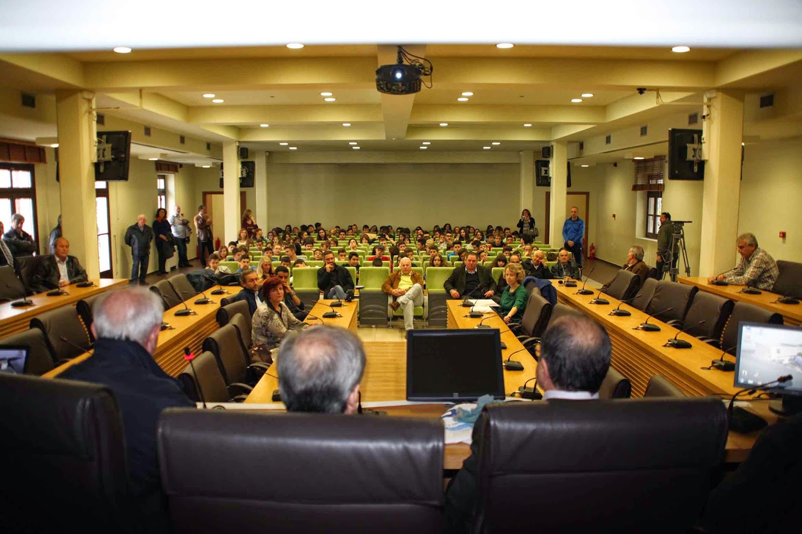 ΦΙΛΟΛΟΓΩΝΤΑΣ ΚΑΙ ΦΙΛΟΚΑΛΩΝΤΑΣ: ΕΚΔΗΛΩΣΗ ΓΙΑ ΤΗ ΒΙΑ ΣΤΑ ΓΗΠΕΔΑ