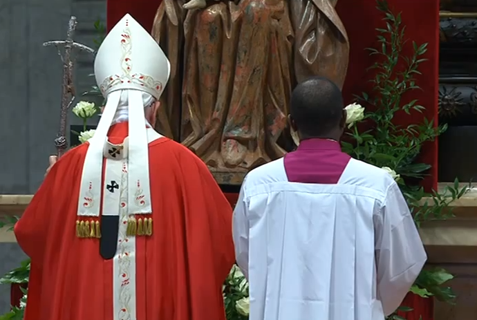 Liturgia Papal: Papa estrena mitra y casulla