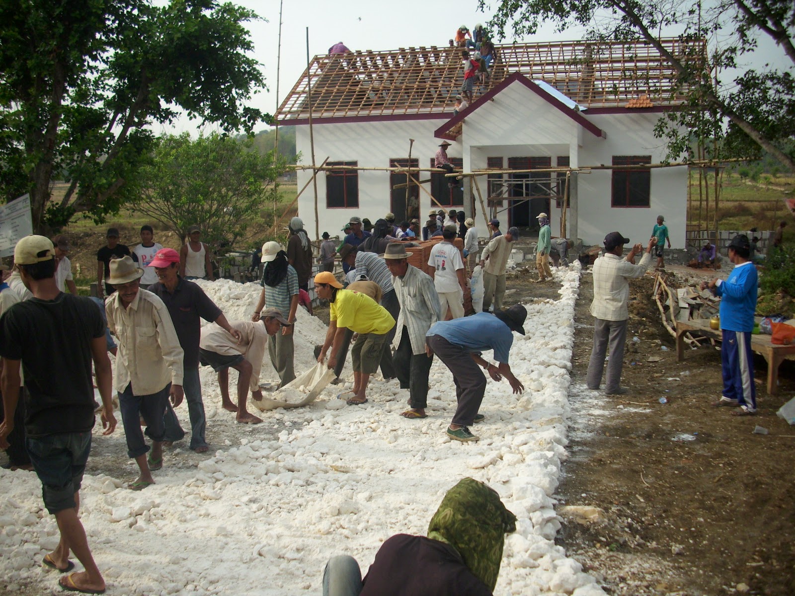 Gambar Lokasi Polindes setelah diuruk ~ PEMERINTAHAN DESA CANGAAN