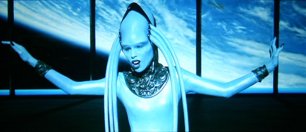 Scotty Likey: Shut Up Fifth Element you are so fine