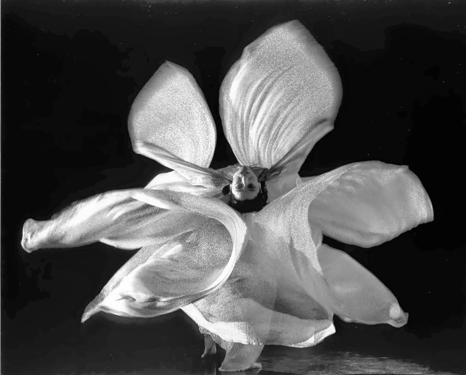 Amazing Vintage Photos of Loie Fuller Dancing from the Late 19th ...
