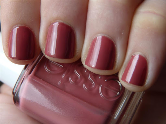 Une Ruxi à Paris Essie In Stitches