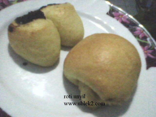 Nguplek-uplek in the kitchen: ROTI UNYIL