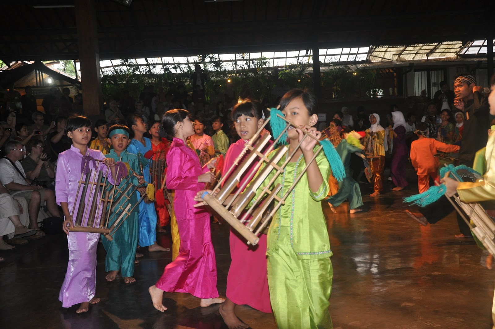 it's my world: Main angklung di Saung Angklung Udjo