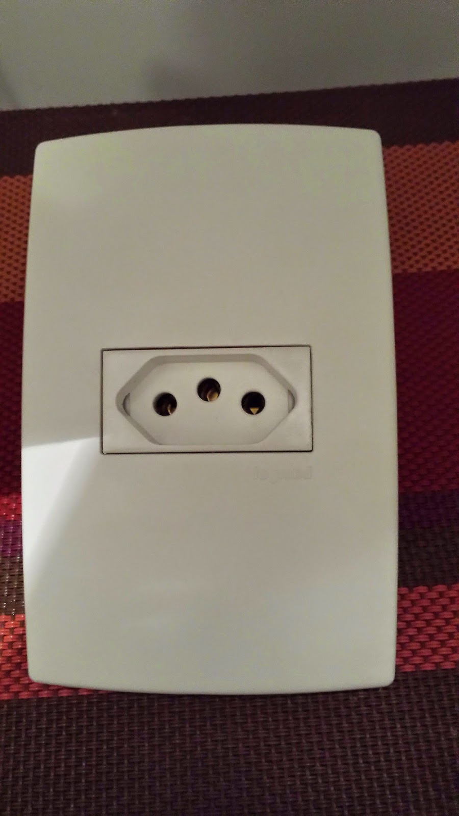 Tomada Padrão Brasileiro. Qual a Posição Certa na Parede