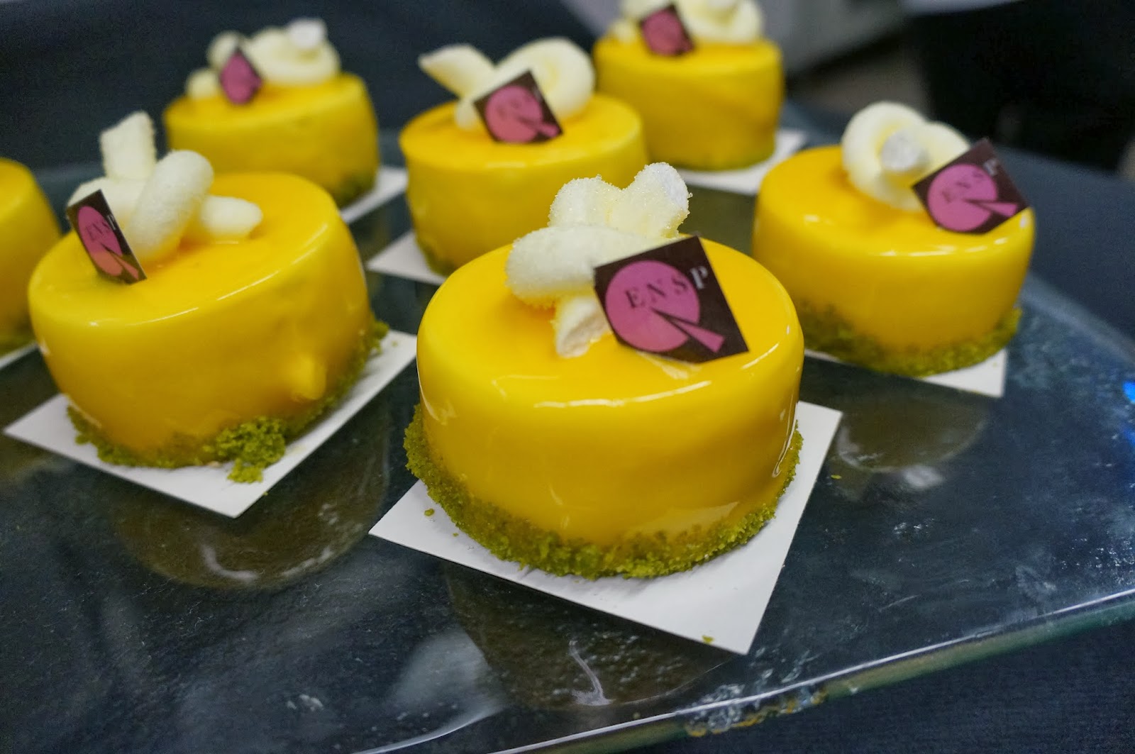 FrostsAlot Takes France: Individual Cakes and Tarts...