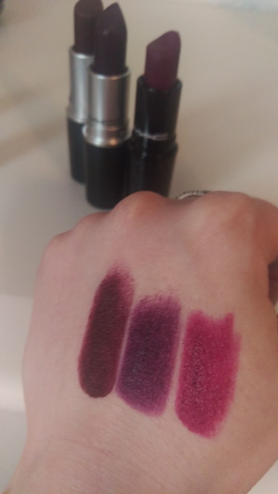 Tanz dich barfuß durch die Welt!: MAC Matte Lipstick "Instigator"