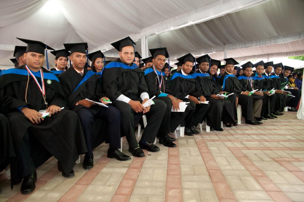 UNIVERSIDAD CENTRAL DEL ESTE GRADÚA 342 NUEVOS PROFESIONALES: DOCTOR ...