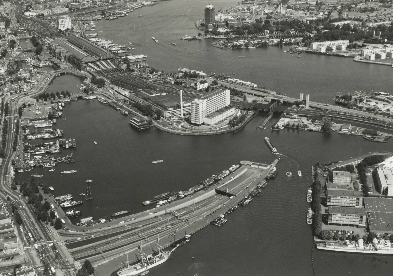 Marineterrein Amsterdam: Luchtfoto's Marineterrein jaren 70 en 80