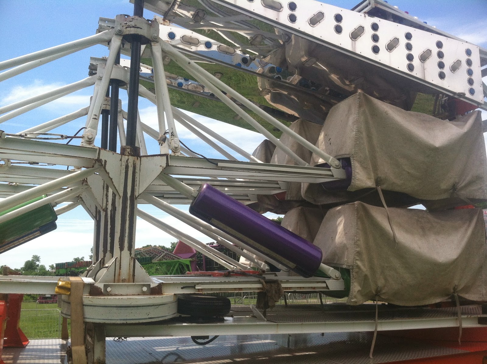 Carnival Chasing : Snyders Amusements setting up the Middletown ...