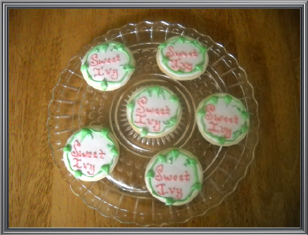 Sweet Ivy Confections: Sweet Ivy Logo Cookies!