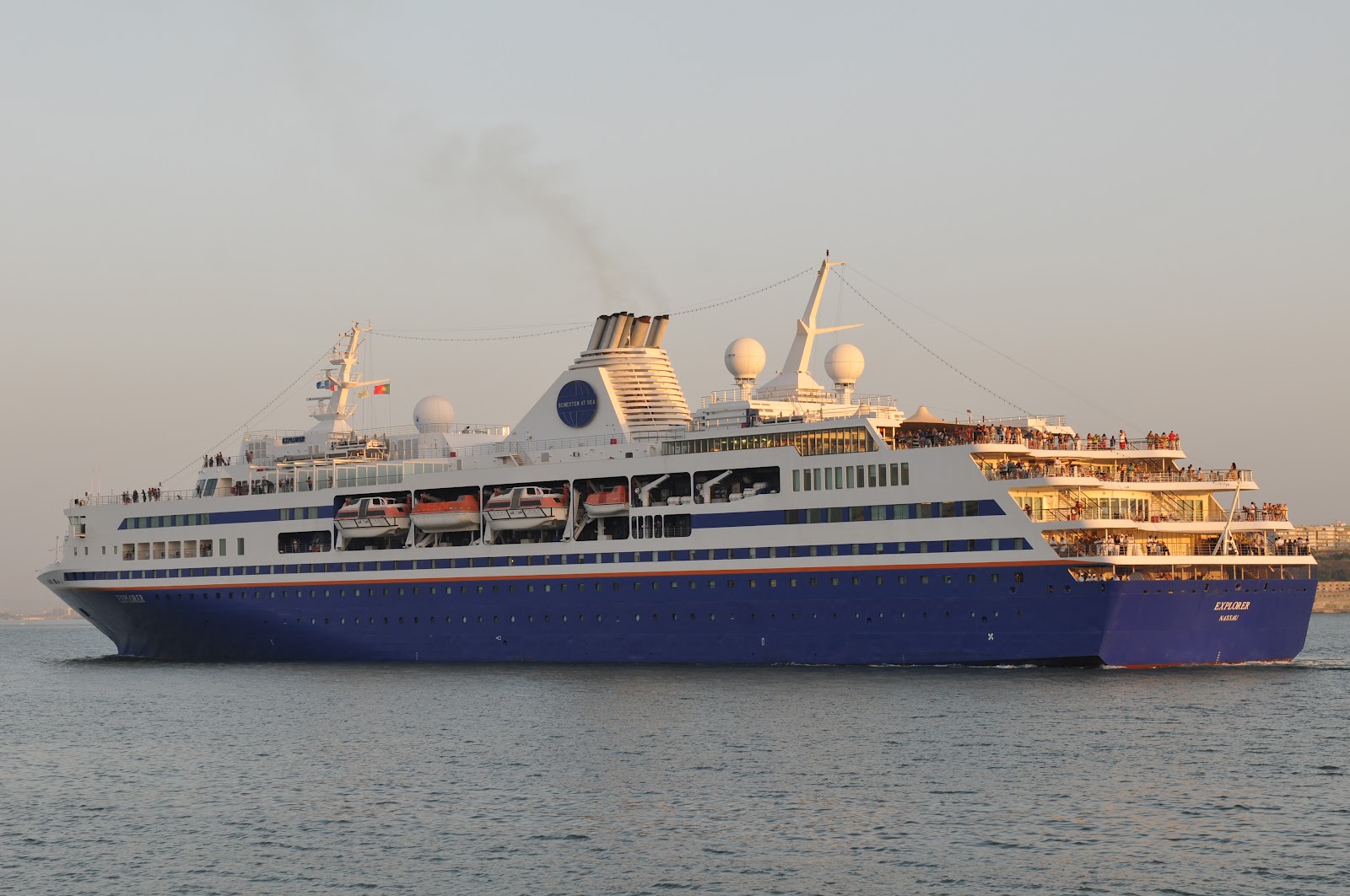 SHIPS & THE SEA - BLOGUE dos NAVIOS e do MAR: EXPLORER leaving Lisbon