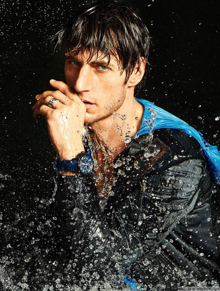 Tiempos fuertes: Alex Hermann modela los mejores relojes para Madame Figaro