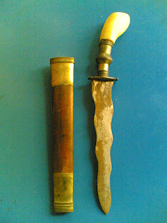 BUAIAN HATI: Pisau Bugis Sulawesi Antik Berhulu Gading Di Maharkan