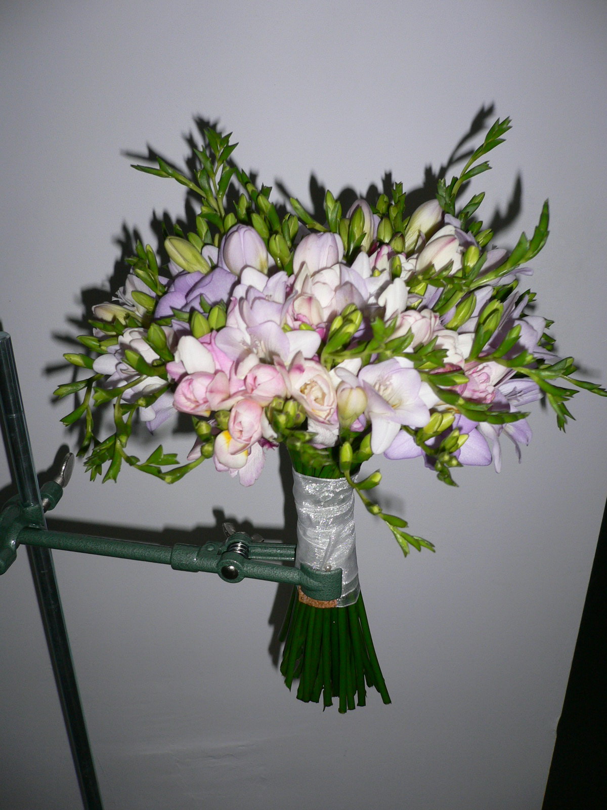 Floraria FLORIS DECO -SLATINA: Buchet mireasa din frezie mov cu frezie roz