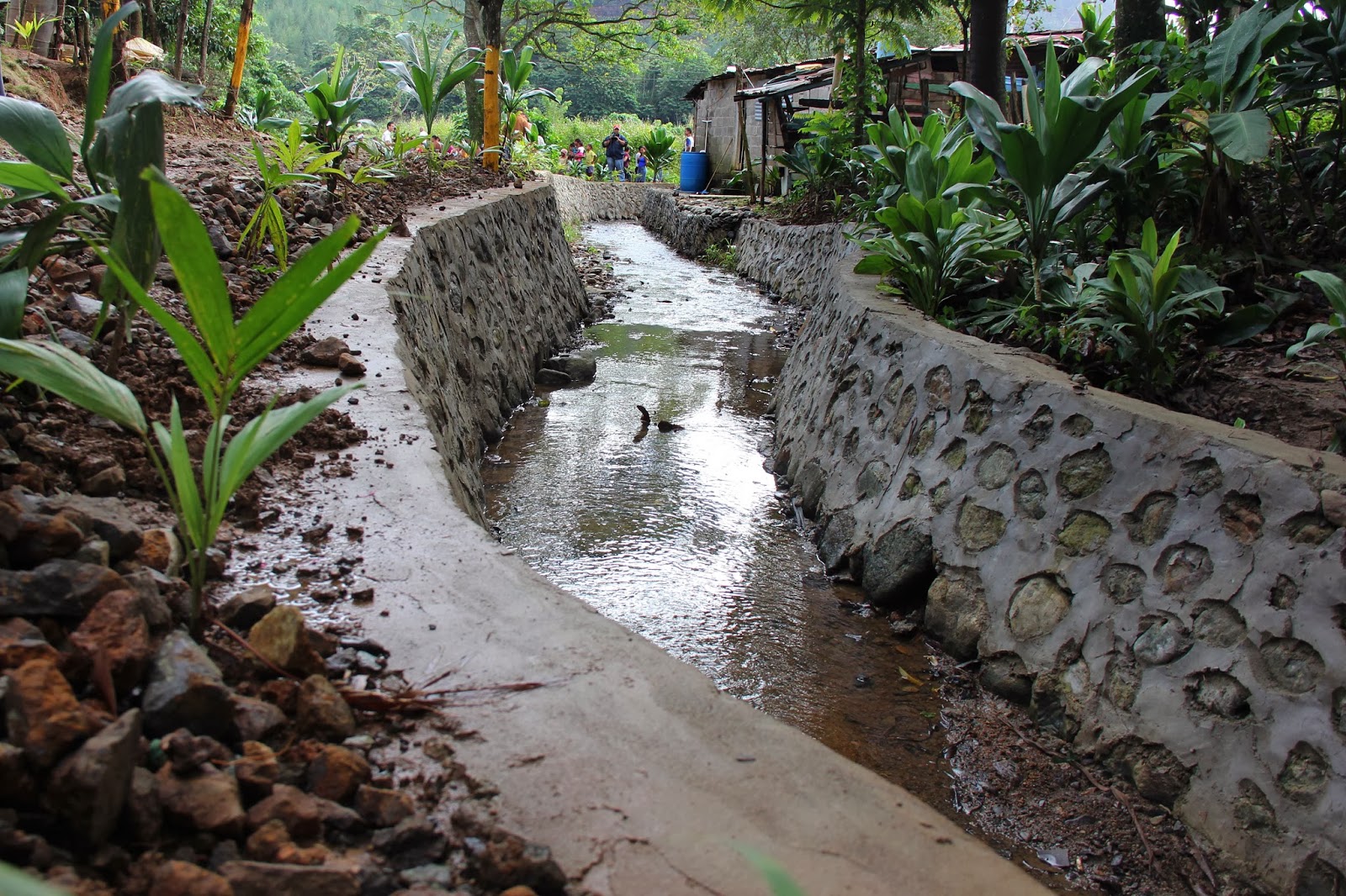 RESPLANDOR.COM.DO: Falcondo Inaugura canalización en la comunidad de Jayaco