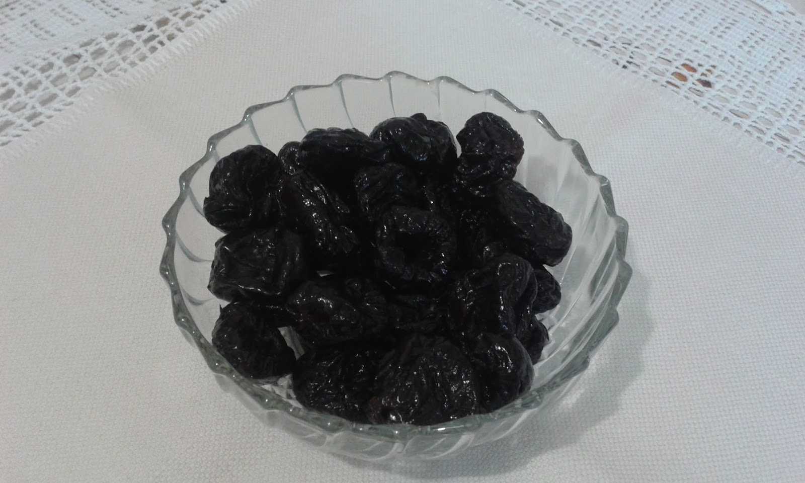 Grandma Athina Recipes: Κερασμα με Δαμασκηνα, Καρυδια και Λευκη Σοκολατα