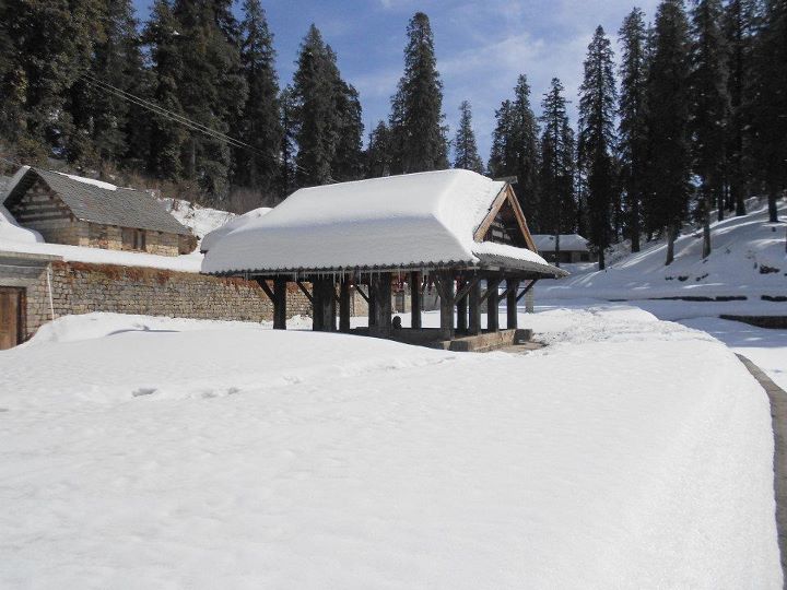 Kamrunag trail: kamrunag lake