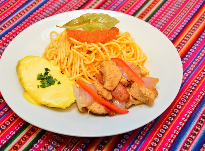 Receta: Tallarines Rojos con Pollo y Crema Huancaína