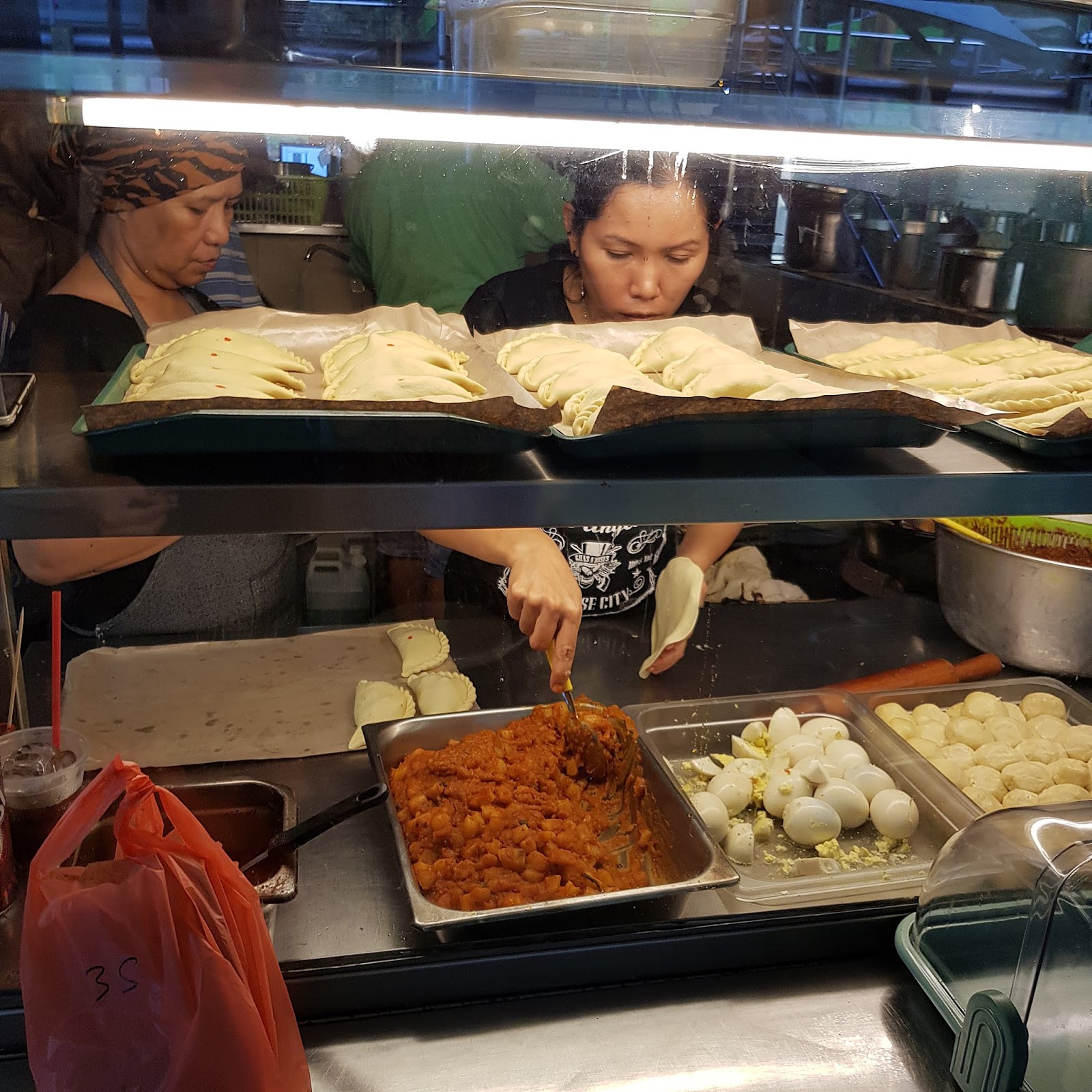 FoodieFC: #MAKANBOLEH Epok Epok (Curry Puff) (Seah Im Food Centre)