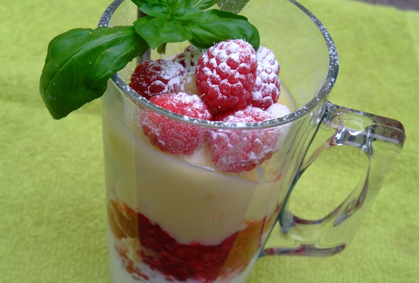 Jaana's kitchen: White Chocolate & Raspberry Sundae with Meringues
