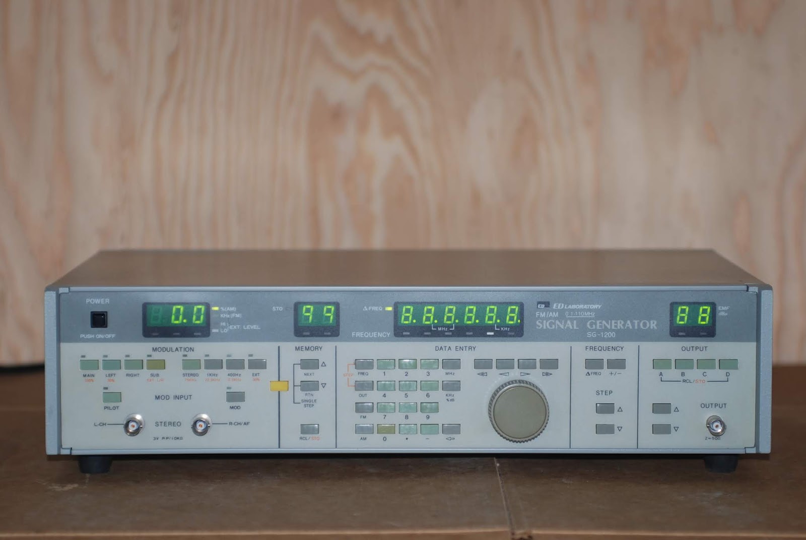 EquipmentHolic: FM/AM SIGNAL GENERATOR SG-1200 0.1-110MHz