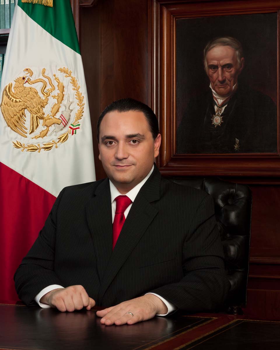 Cancunlivetv: El gobernador Roberto Borge Angulo presentó hoy el Plan Quintana Roo 2011-2016