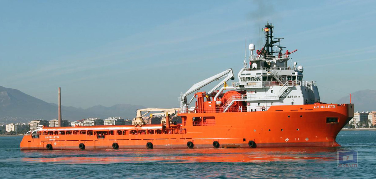 Málaga Marítima: La plataforma petrolífera SEDCO 702 deja el puerto de Málaga