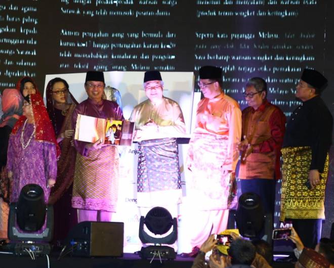 YB Karim says...: Galeri: Pelancarkan Buku Mewah 'Songket dan Keringkam ...