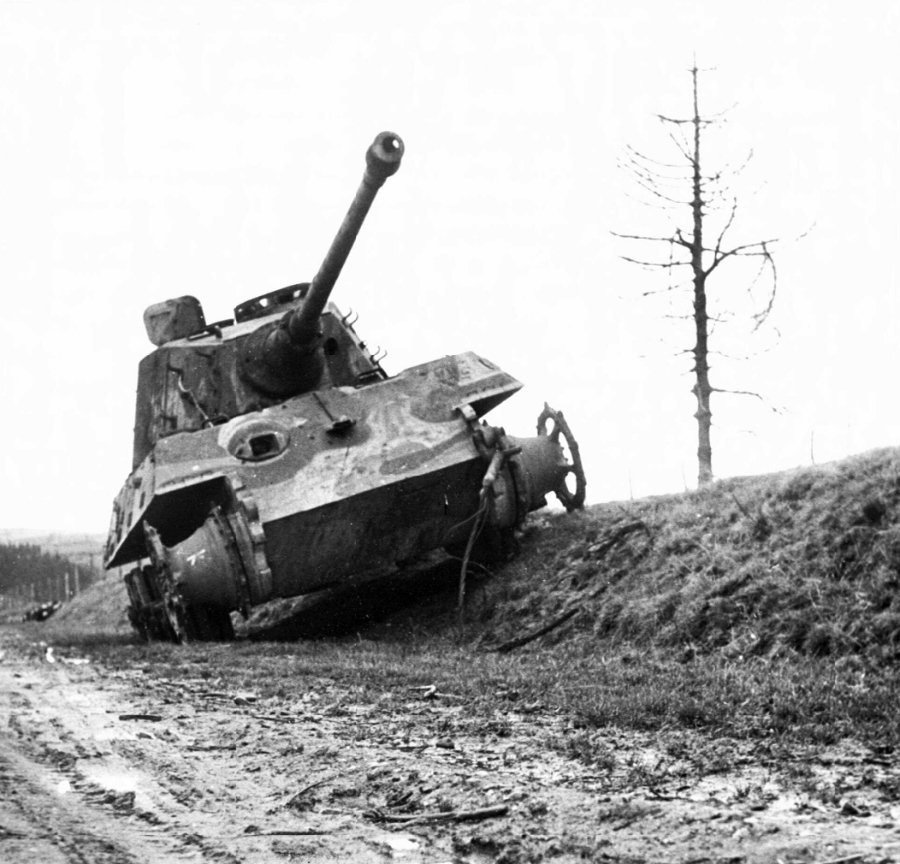 Asian Defence News: An abandoned, demolished German Tiger II heavy tank ...