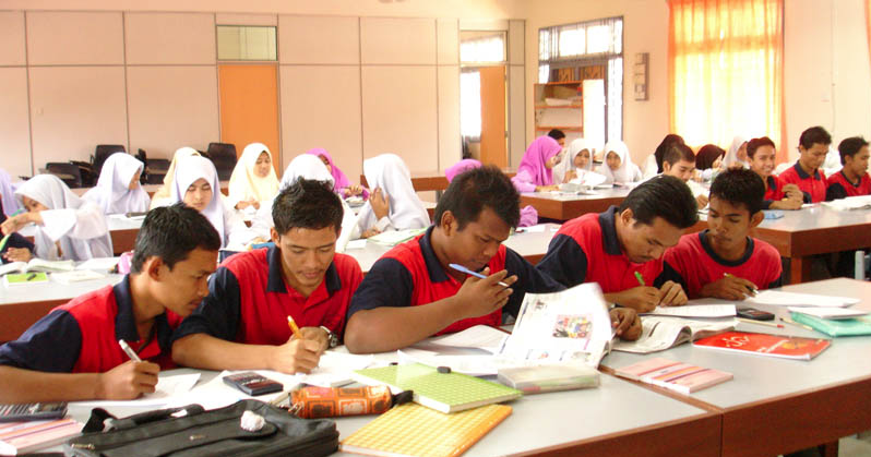 JURANG PENCAPAIAN AKADEMIK ANTARA PELAJAR LELAKI DAN PELAJAR PEREMPUAN