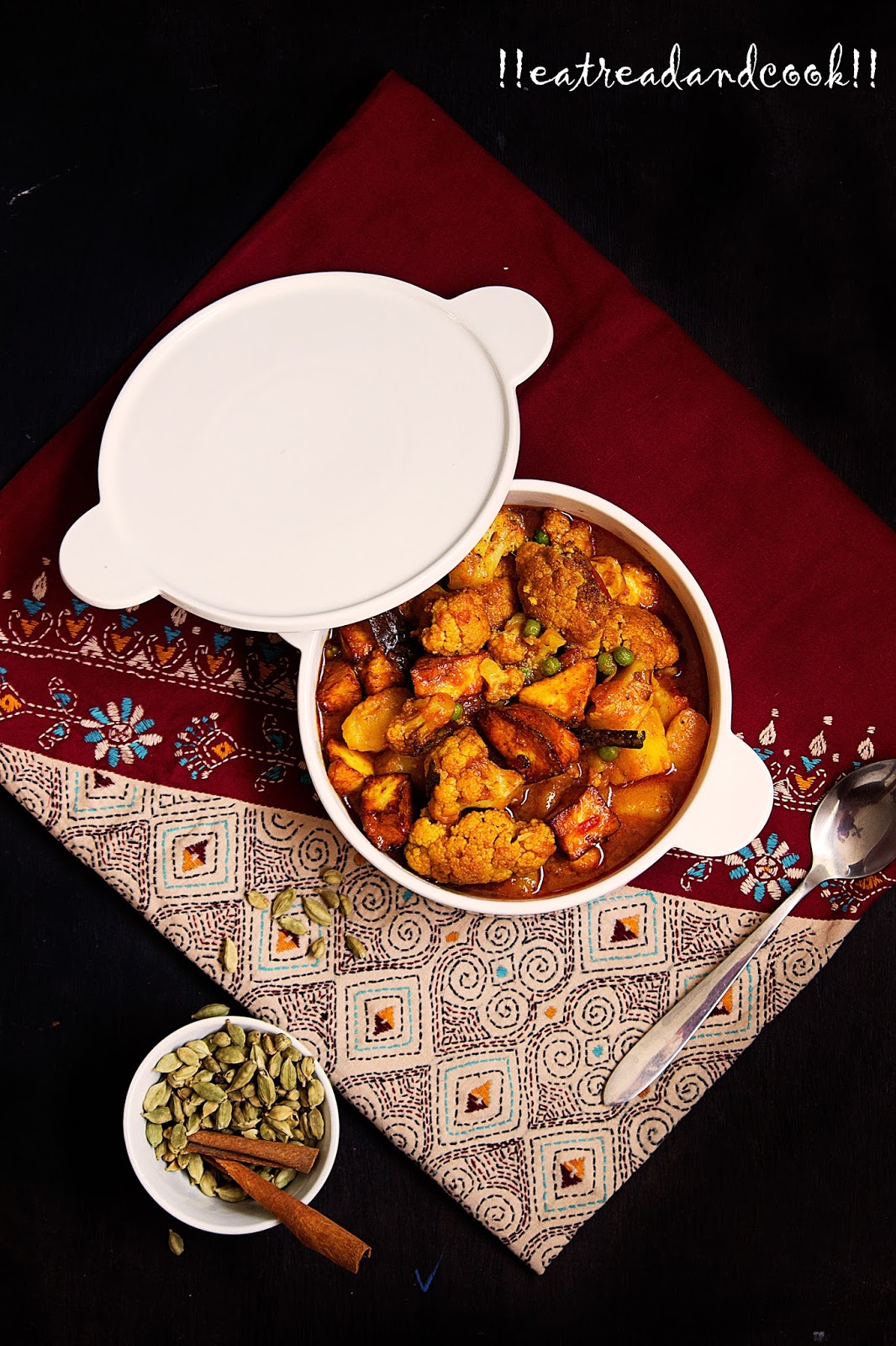 Paneer Fulkopir Torkari / Bengali Cauliflower and Cottage Cheese Curry