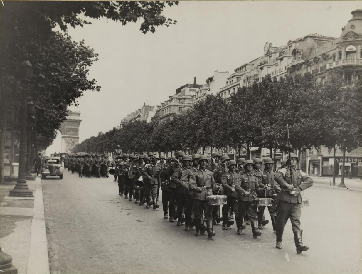 35 Interesting Vintage Photographs Capture Street Scenes of Paris in ...