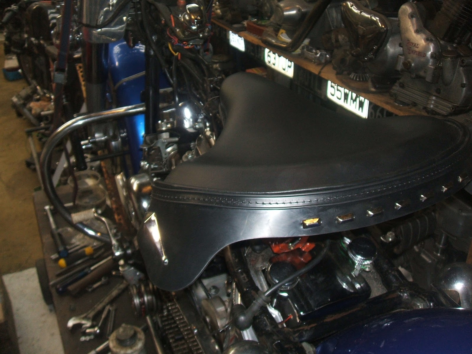 Harley Davidson Panhead : Deluxe seat, number plate, misc