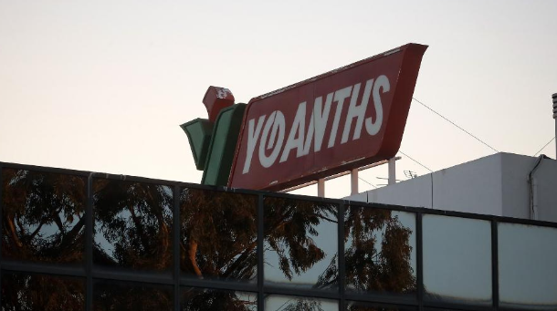 ΒΛΕΠΟΥΝ ΤΟΥΣ ΑΔΙΣΤΑΚΤΟΥΣ ΛΗΣΤΕΣ ΤΟΥ ΥΦΑΝΤΗ ΠΙΣΩ ΑΠΟ ΤΗ ΛΗΣΤΕΙΑ ΣΤΗ ΝΕΑ ...
