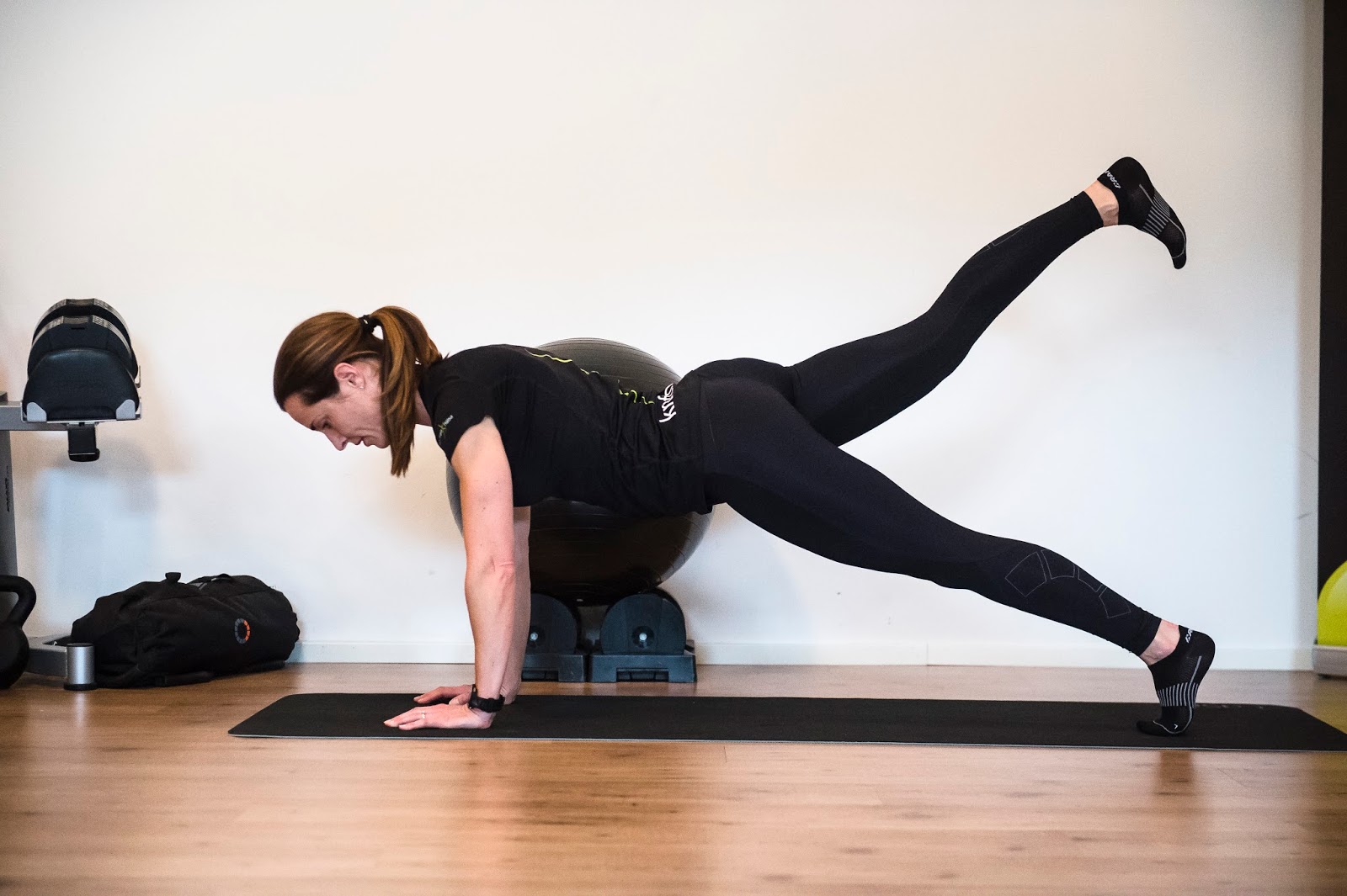 Handstående Planka med benlyft – Fias Kraft & Hälsa