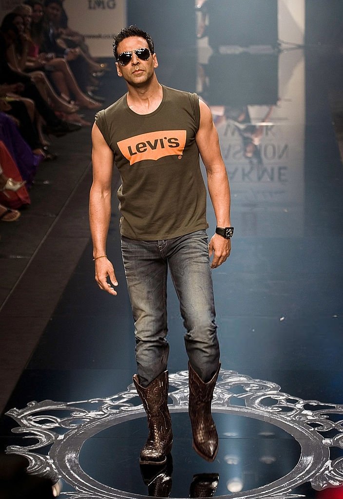 Shirtless Bollywood Men: Akshay Kumar's hot moments... with clothes on!