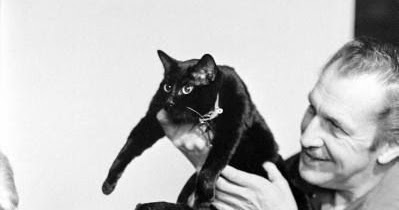 Mystery Fanfare: Caturday: Peter Lorre & Vincent Price with Black Cats