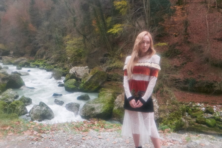 See the behind the scene pictures from Jessica's 'Wonderland' MV ...