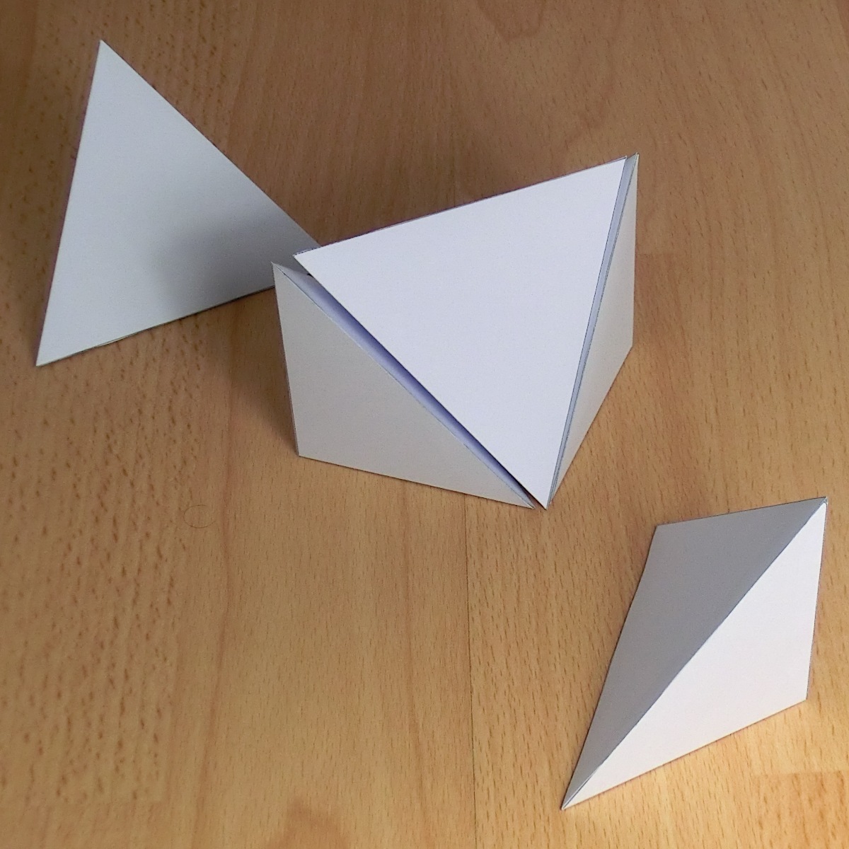 TIC LIBRE: Cinco pirámides en un cubo