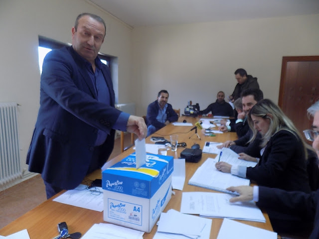 ΠΟΛΙΤΙΚΟ ΚΑΦΕΝΕΙΟ Ο Θωμάς Μίχογλου ψήφισε με το...δεξί χέρι! Οχι τον ...