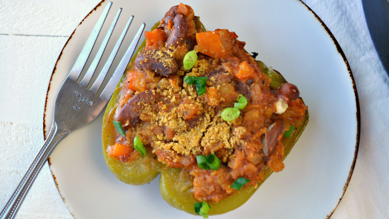Poivrons farcis Avoine Haricots rouges et épices Cajun | L'assiette Végane