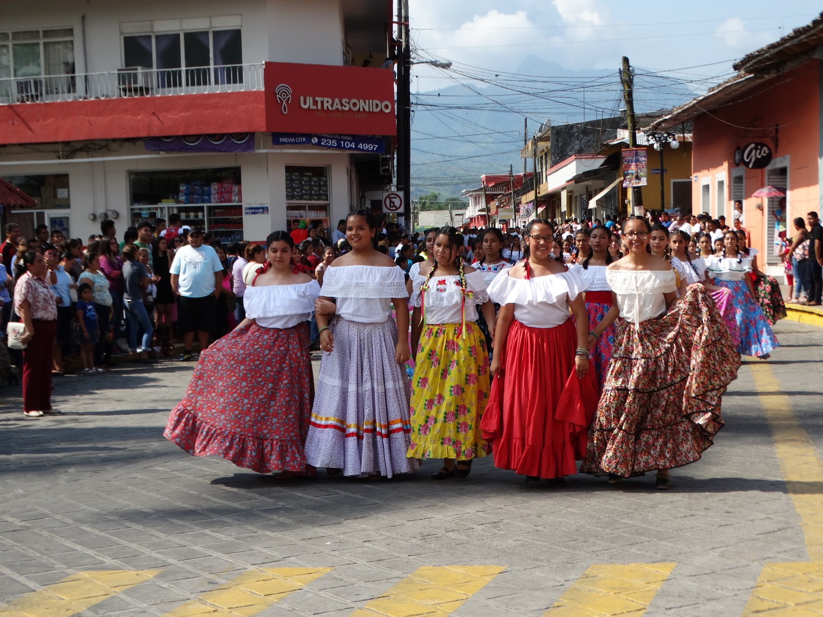 Ataviado desfile del 5 de mayo - Noticiero G ::: Diario Digital