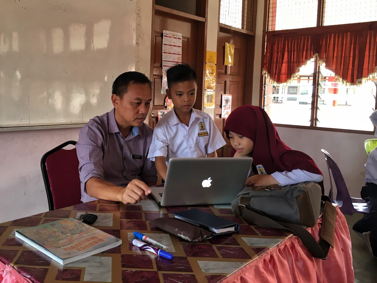 ILMU DI HUJUNG JARI: GURU DAN CABARAN MASA KINI