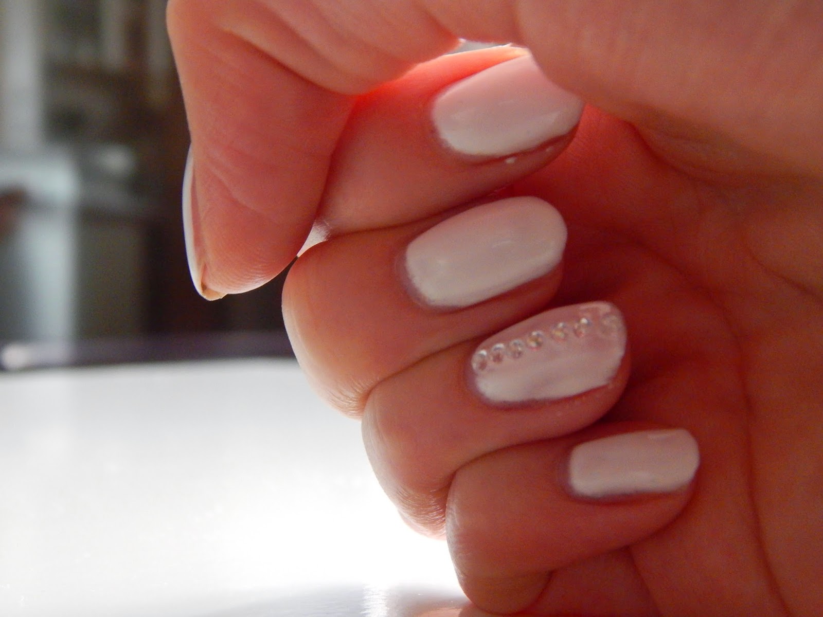 Och Ola!: manicure: biała hybryda z cyrkoniami