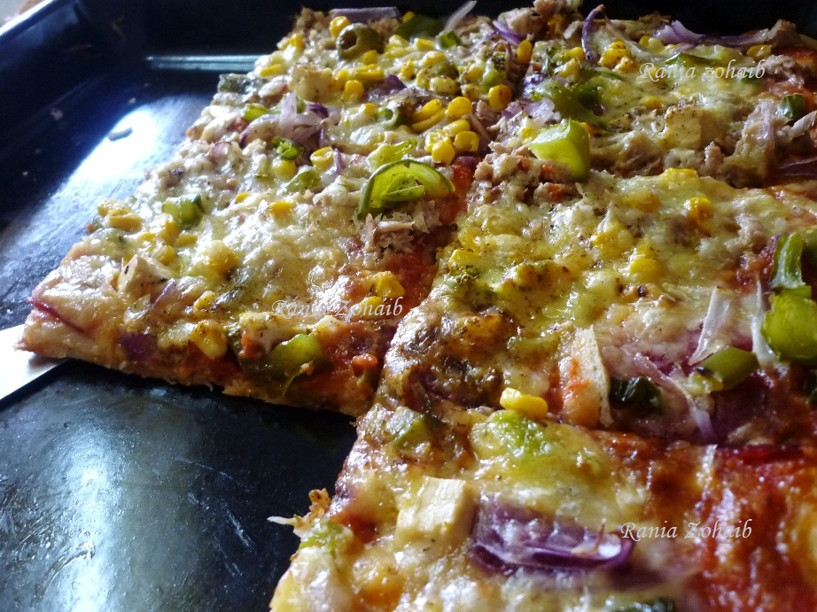 Rania @ Work with sugar'n spice: Tuna-Vegetable Cheeeeezy Pizzzzza :)