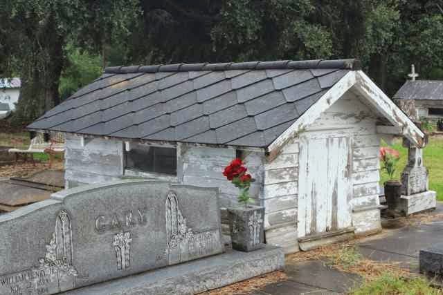 Weird, Wacky and Wild South: Little cemetery houses a grave affair in ...