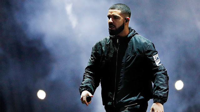 Drake Shows Off Ripped Body in Shirtless Selfie