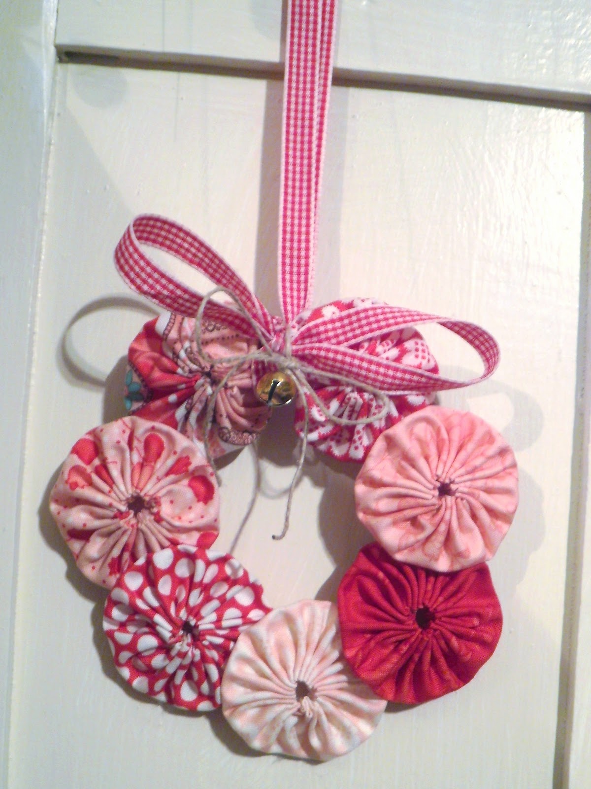 Two Crazy Crafters: Yoyo Wreath Tutorial