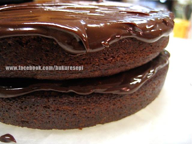 My Little Oven: MOIST CHOCOLATE CAKE/KEK COKLAT LEMBAB